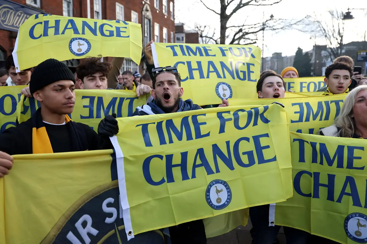 Tottenham 'weighing up' sacking Thomas Frank after shocking defeat to ...