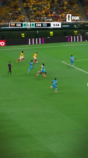 Daniel Muñoz appeared frustrated with Colombia's back line | FOX Sports
