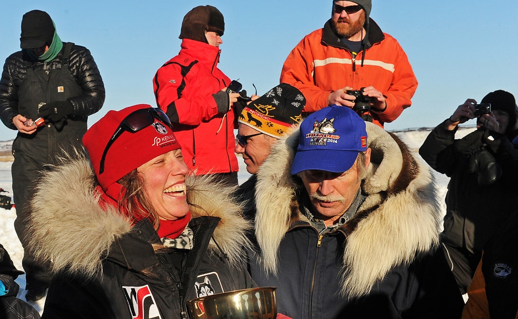 Aliy Zirkle maintains Iditarod lead, reaches coast | FOX Sports