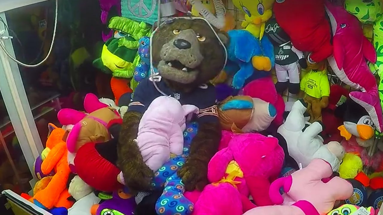 Bears mascot terrifies children in brilliant claw machine prank | FOX ...