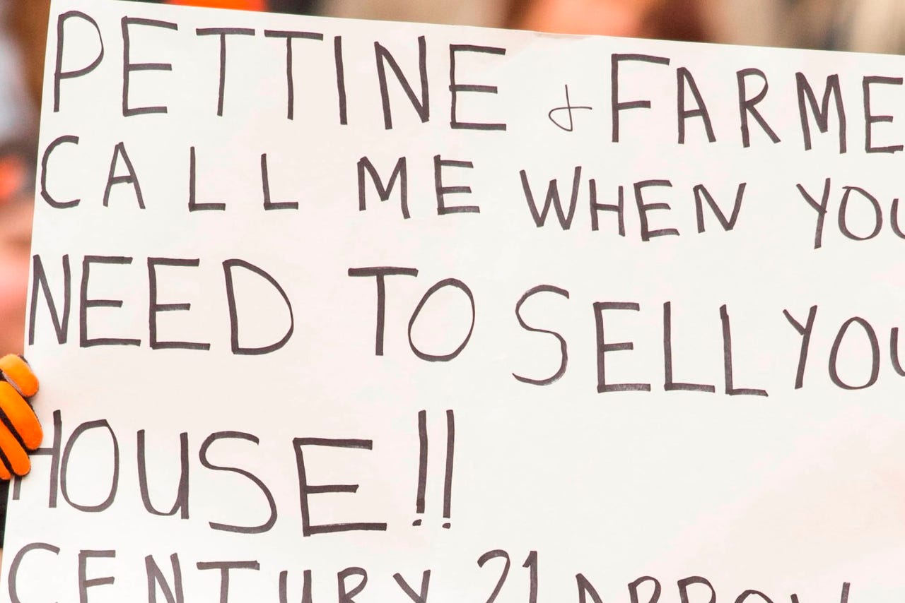 Sad Browns fans get creative with their paper bags and signs | FOX Sports Sad Browns fans get creative with their paper bags and signs | FOX Sports