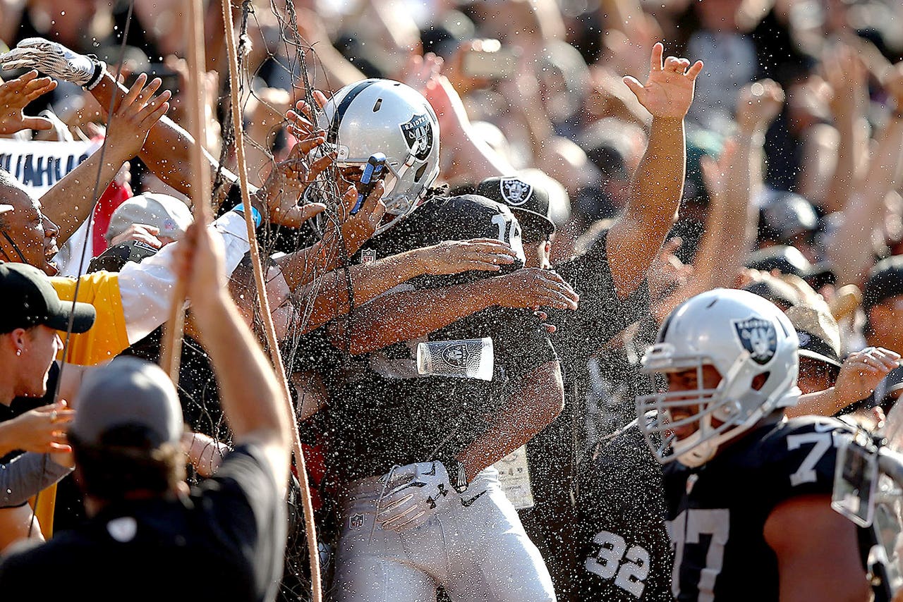 Raider Nation goes wild over this last-minute touchdown catch | FOX Sports