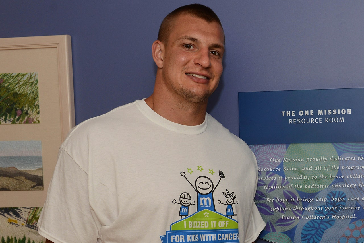 Rob Gronkowski visits 8-year-old battling stage 4 cancer | FOX Sports