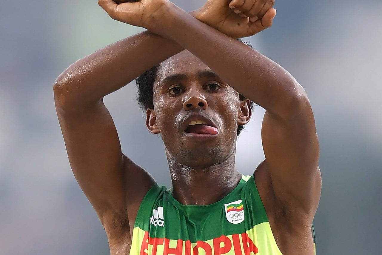 Ethiopian marathoner Feyisa Lilesa arrives in U.S. with hope despite ... Ethiopian marathoner Feyisa Lilesa arrives in U.S. with hope despite ...