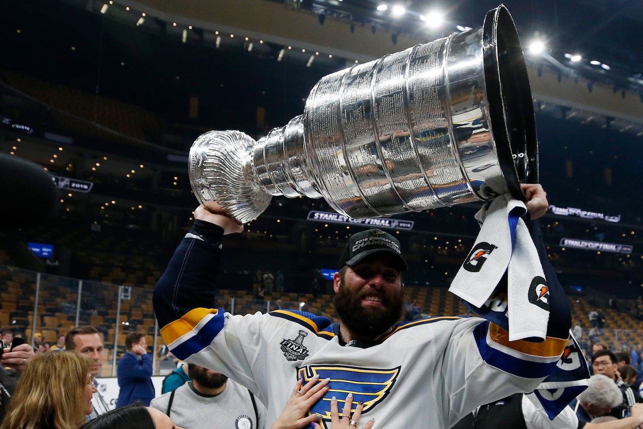 For hometown hero Maroon, winning the Cup is all about family | FOX Sports