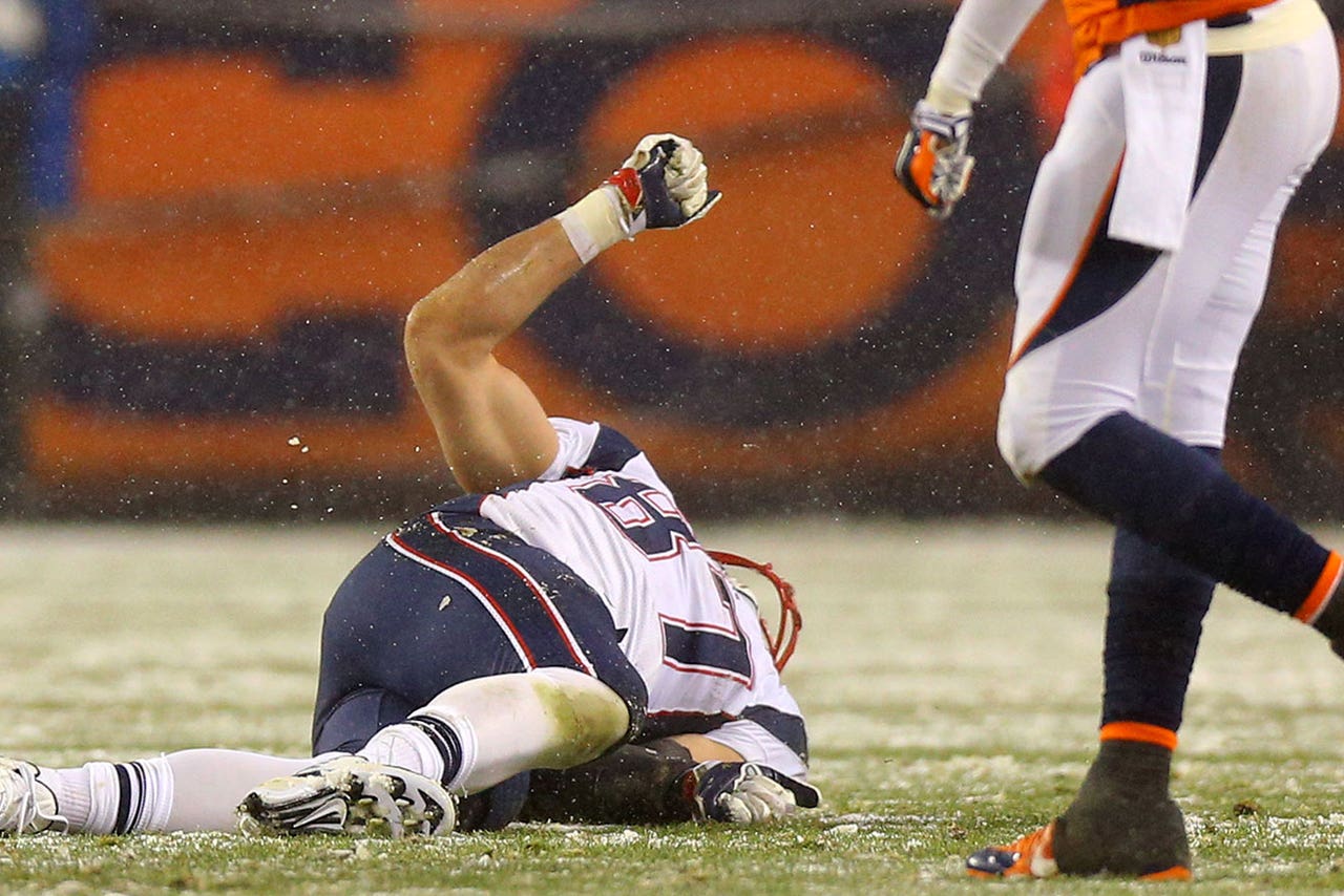 Scary scene for Pats as Gronk carted off field with knee injury | FOX ...