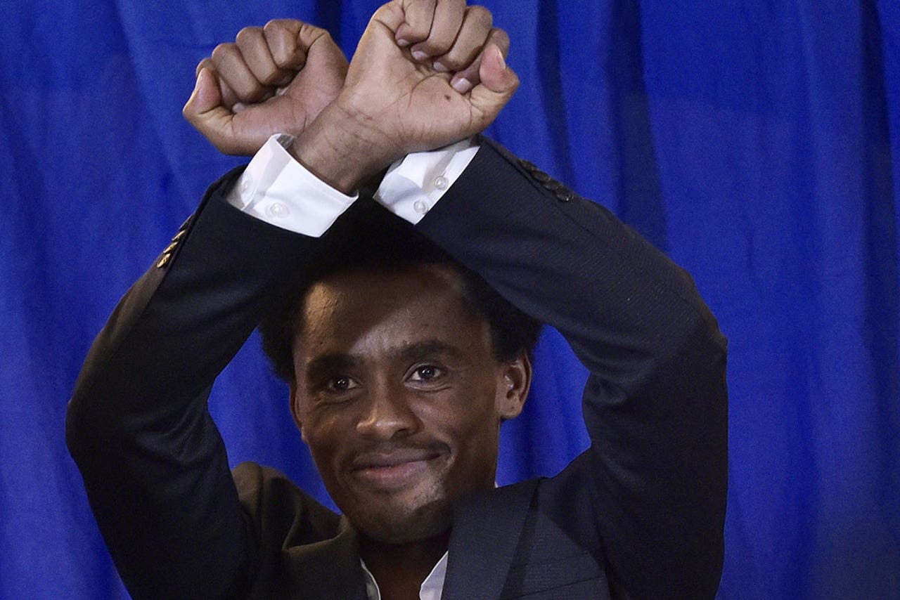 Ethiopian marathoner Feyisa Lilesa arrives in U.S. with hope despite ... Ethiopian marathoner Feyisa Lilesa arrives in U.S. with hope despite ...