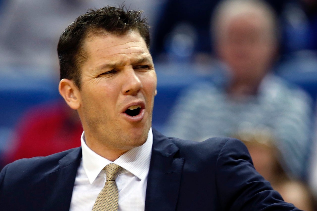 Lakers coach Luke Walton gets quick ejection after lighting into the ...