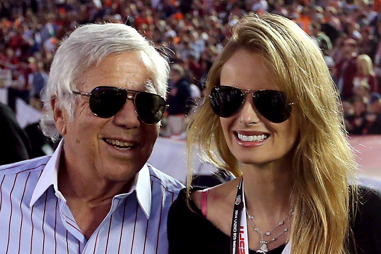 Everyone was in awe of Robert Kraft's girlfriend at the BCS ...