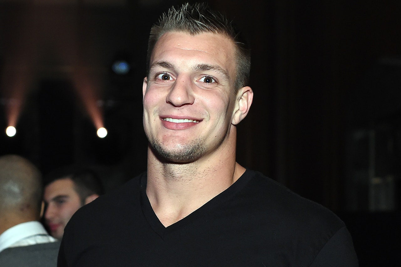 WATCH: Rob Gronkowski hosts a wild, one-man dance party on a plane ...