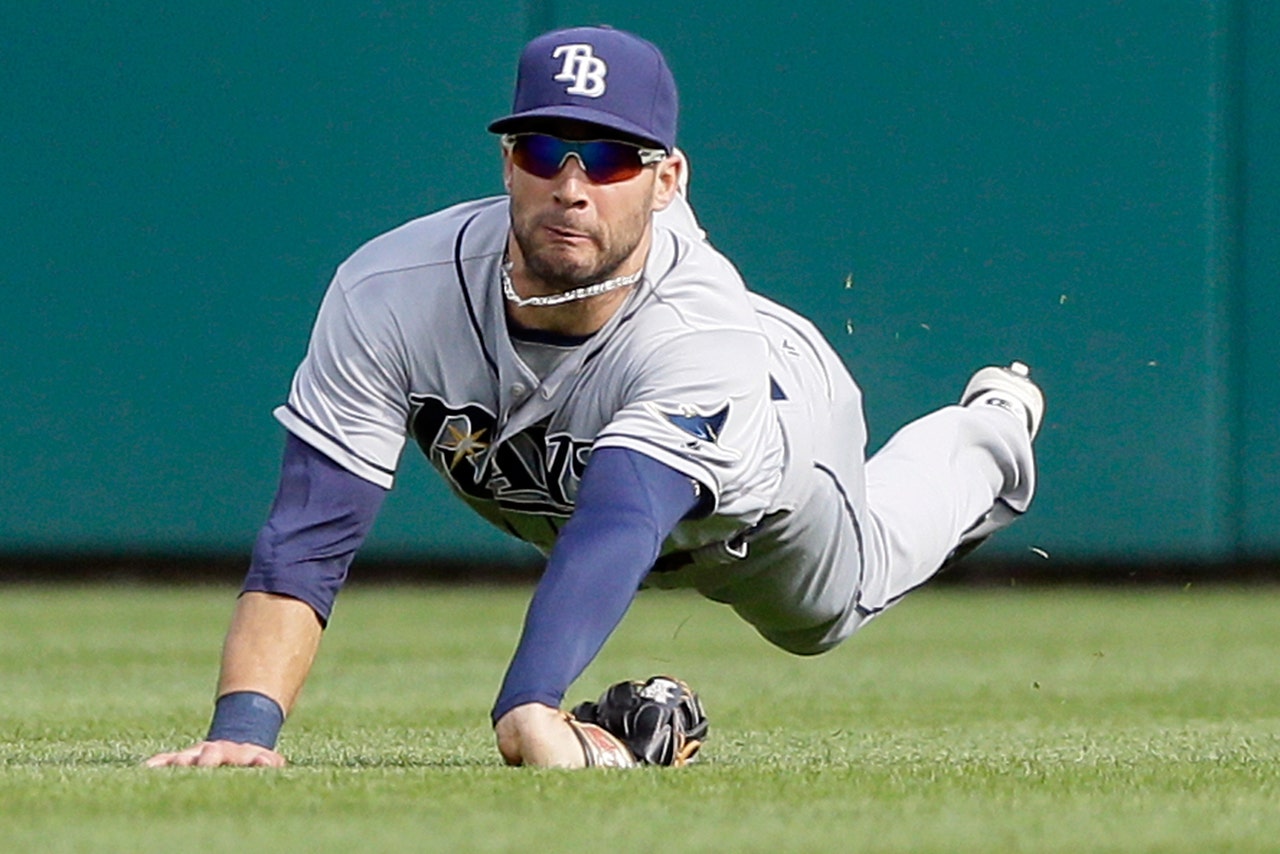 Rays CF Kevin Kiermaier breaks hand diving for fly ball | FOX Sports
