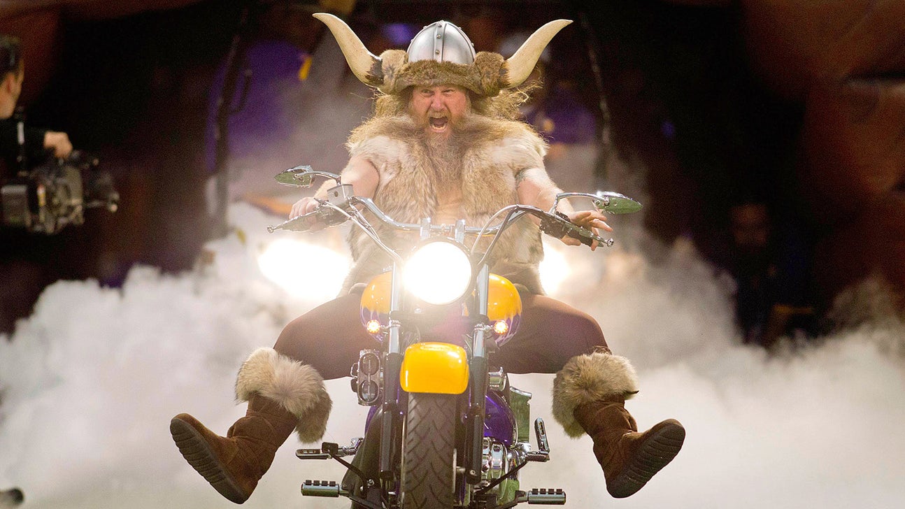Longtime Vikings mascot Ragnar dons cheesehead, upsets Randy Moss | FOX ...