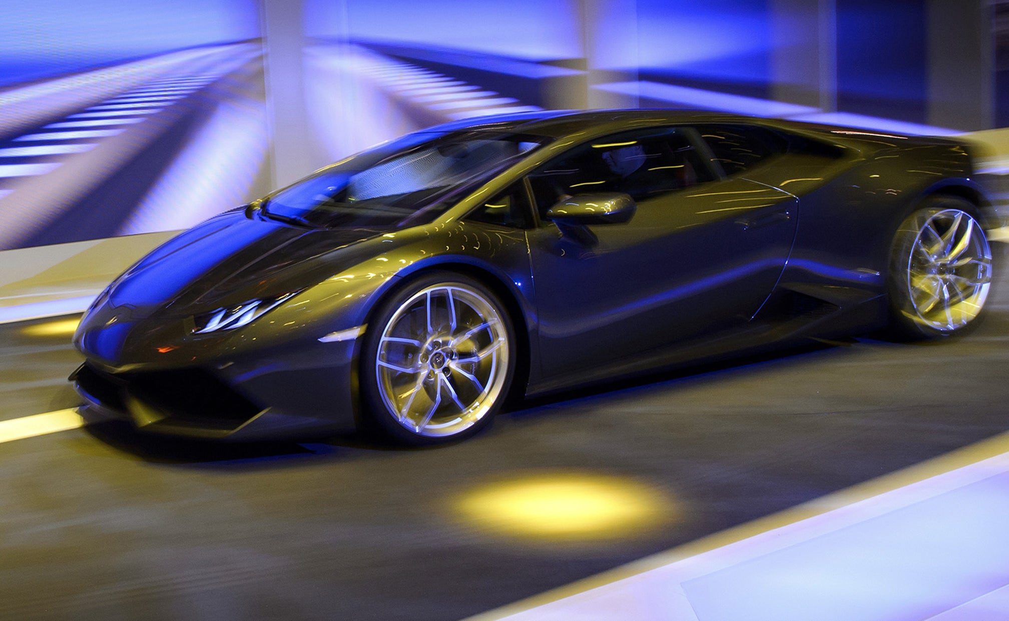 Videos capture frightening aftermath of Lamborghini that split in half ...