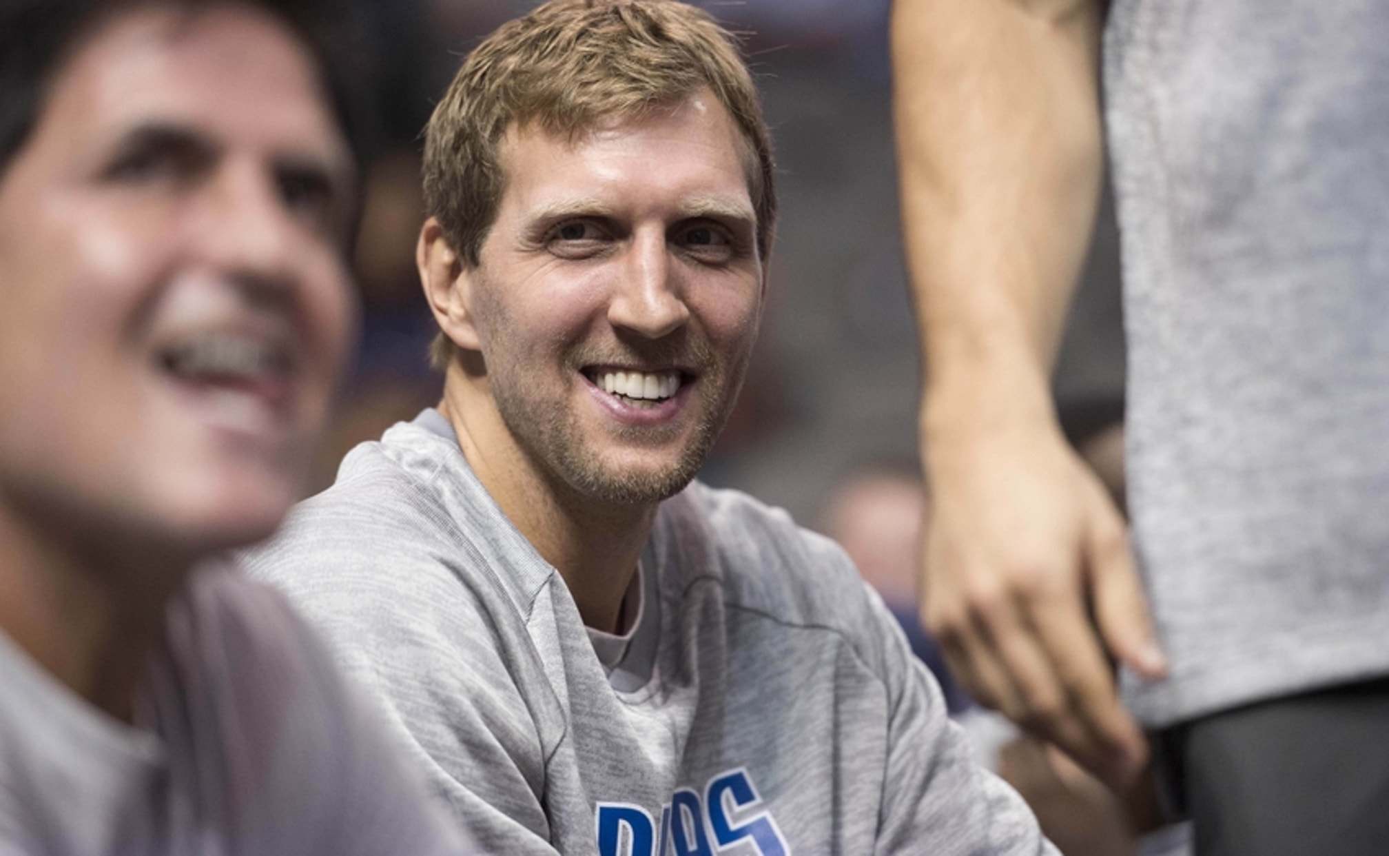 Dirk Nowitzki brings joy to children at Dallas hospital | FOX Sports