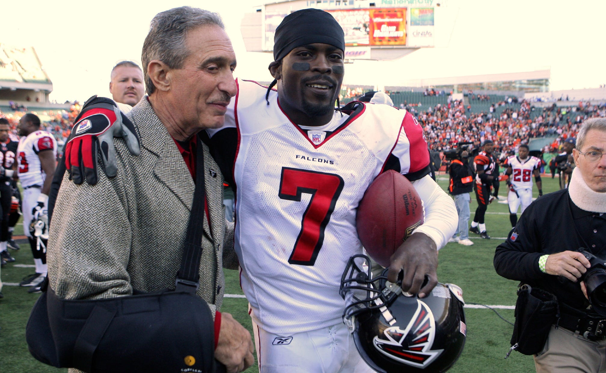 The Falcons are gullible laughingstocks for letting Michael Vick retire ...