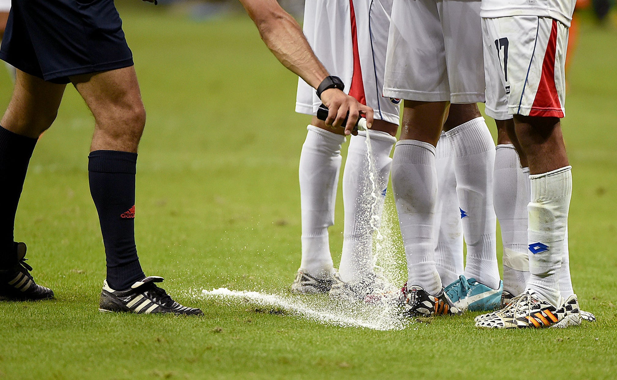 Premier League referees to use vanishing spray during matches | FOX Sports
