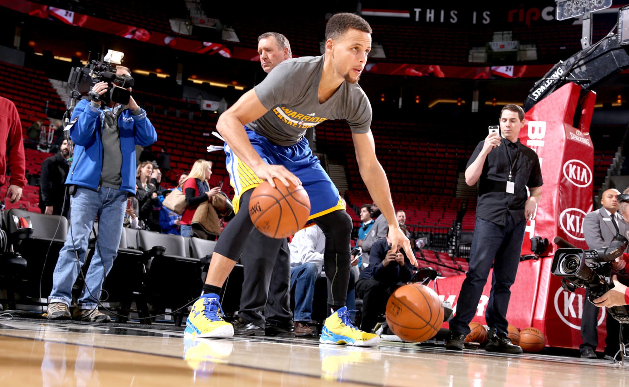 Steph Curry brings young fan onto court to do dribbling routine with ...