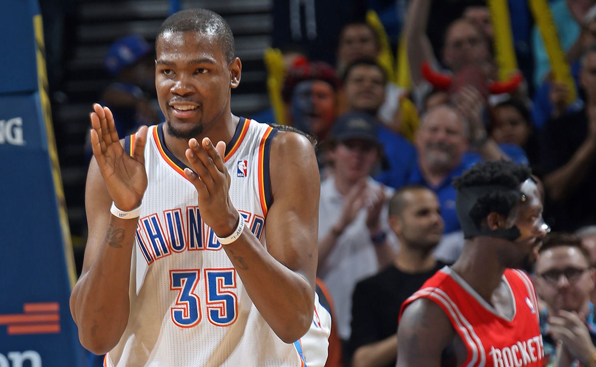 Fan shaves Kevin Durant's face into his hair | FOX Sports