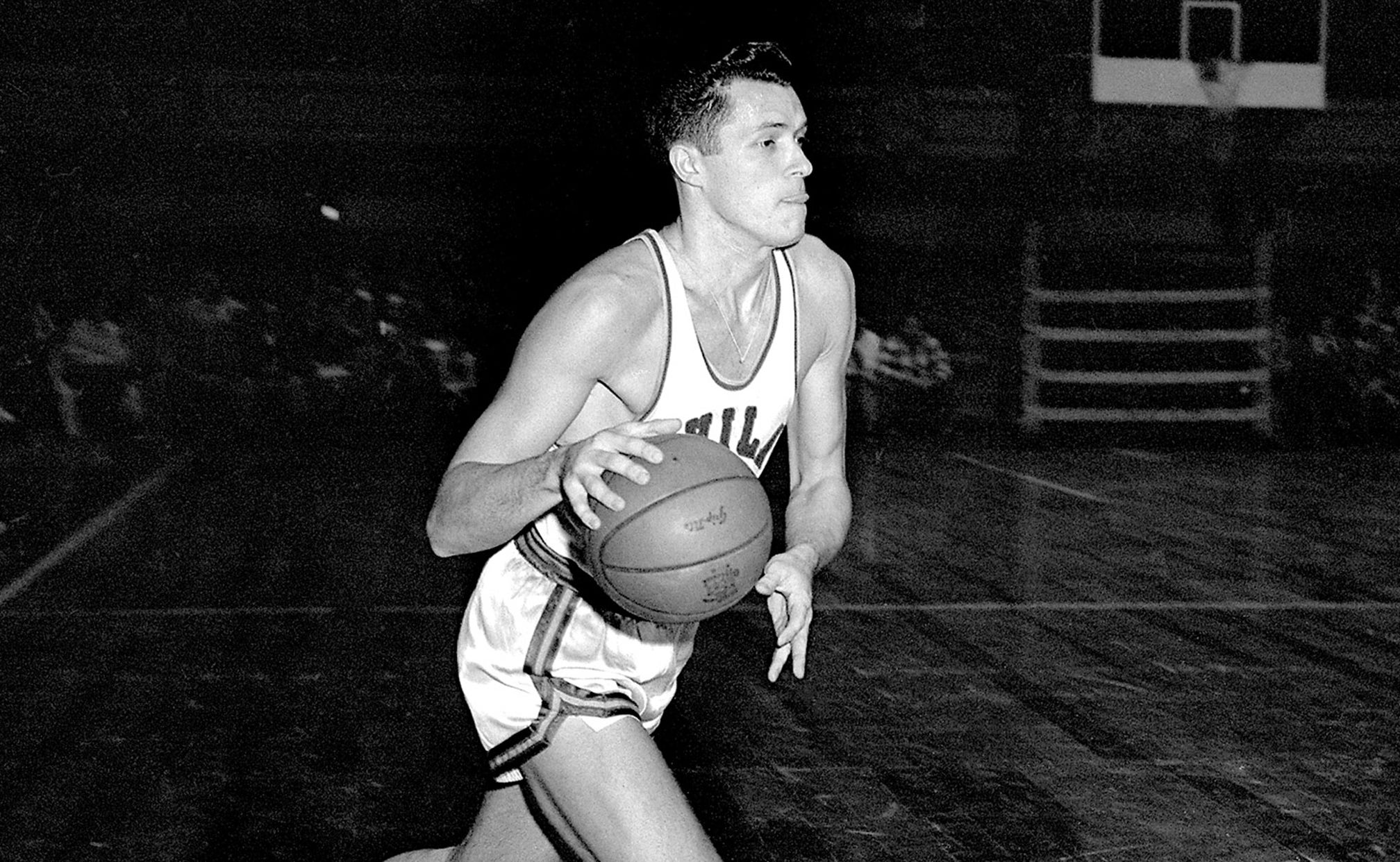 Hall of Fame basketball player Tom Gola dies at 81 | FOX Sports