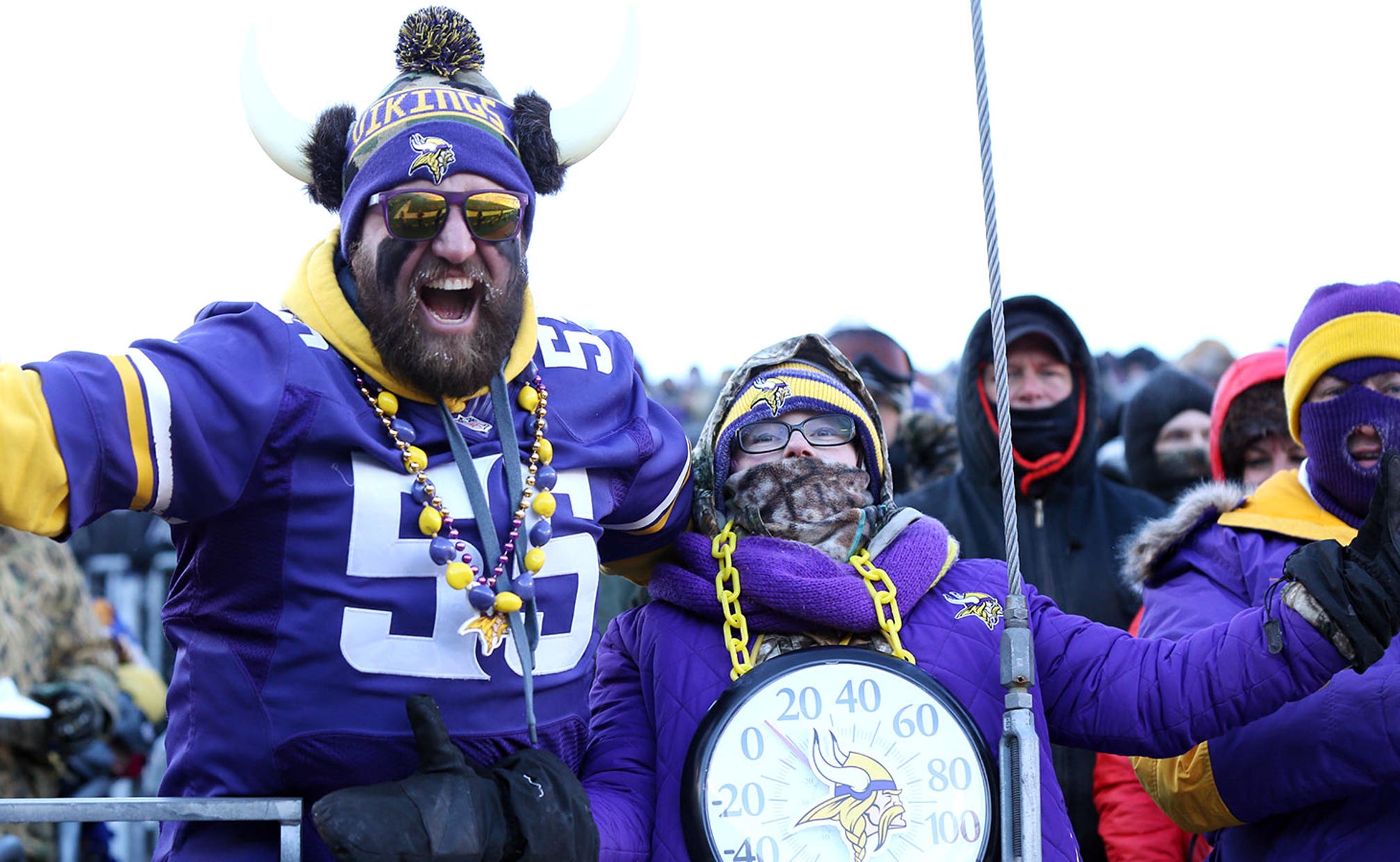 Vikings fan kills the pain by chugging his freezing cold beer slushie ...