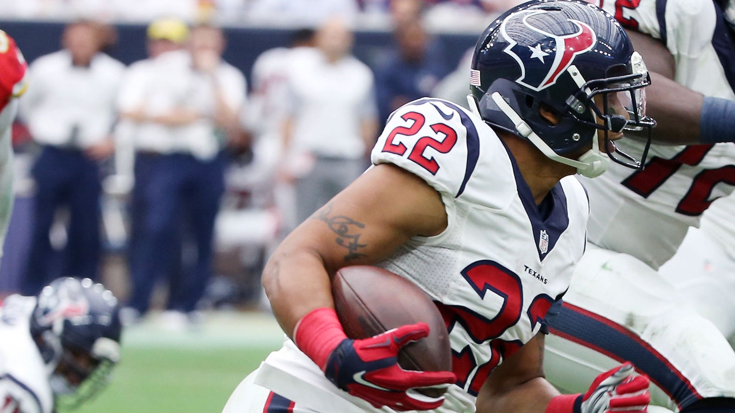 WATCH: Texans RB Chris Polk trucks Bills corner on way to end zone ...