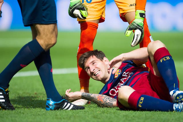 Messi tears knee ligaments, set to miss two months of action | FOX Sports