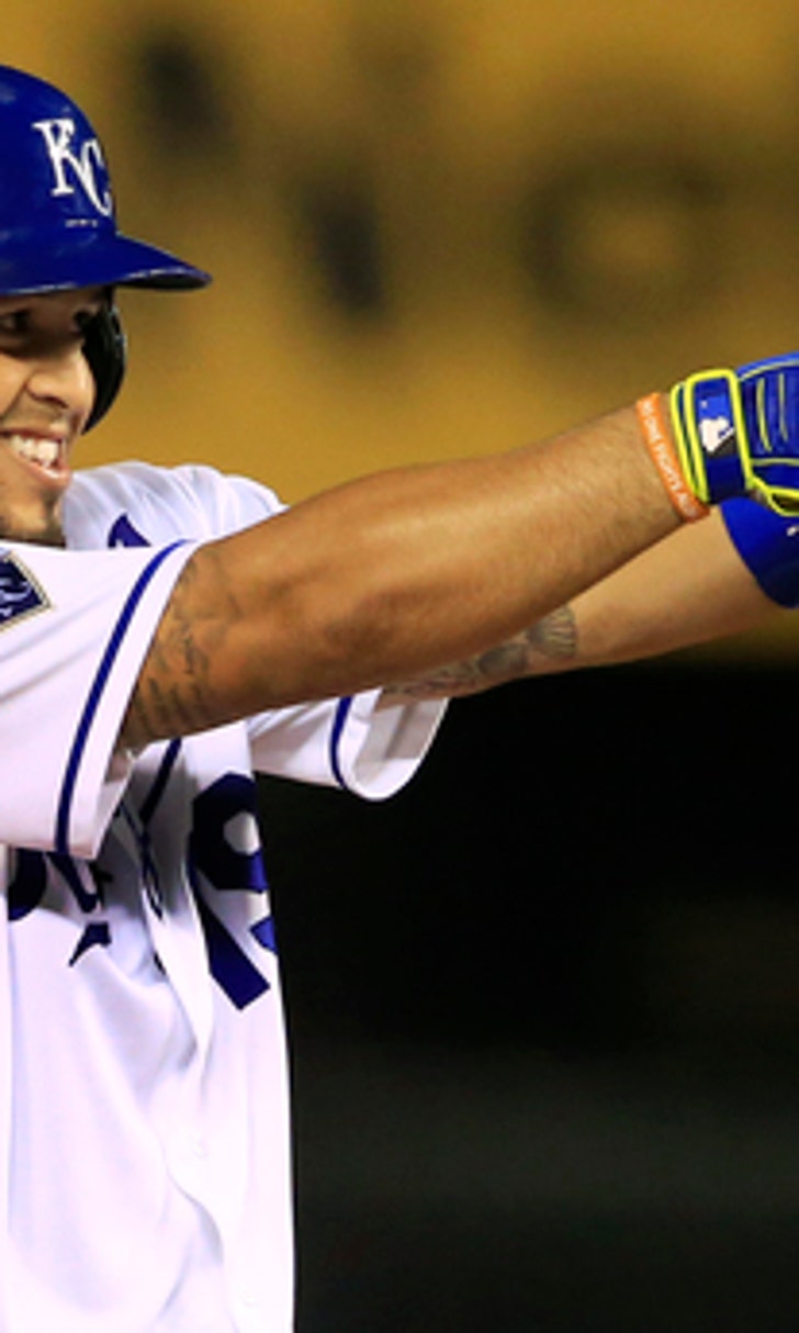 Cain delivers game-winning hit for Royals in 14th | FOX Sports