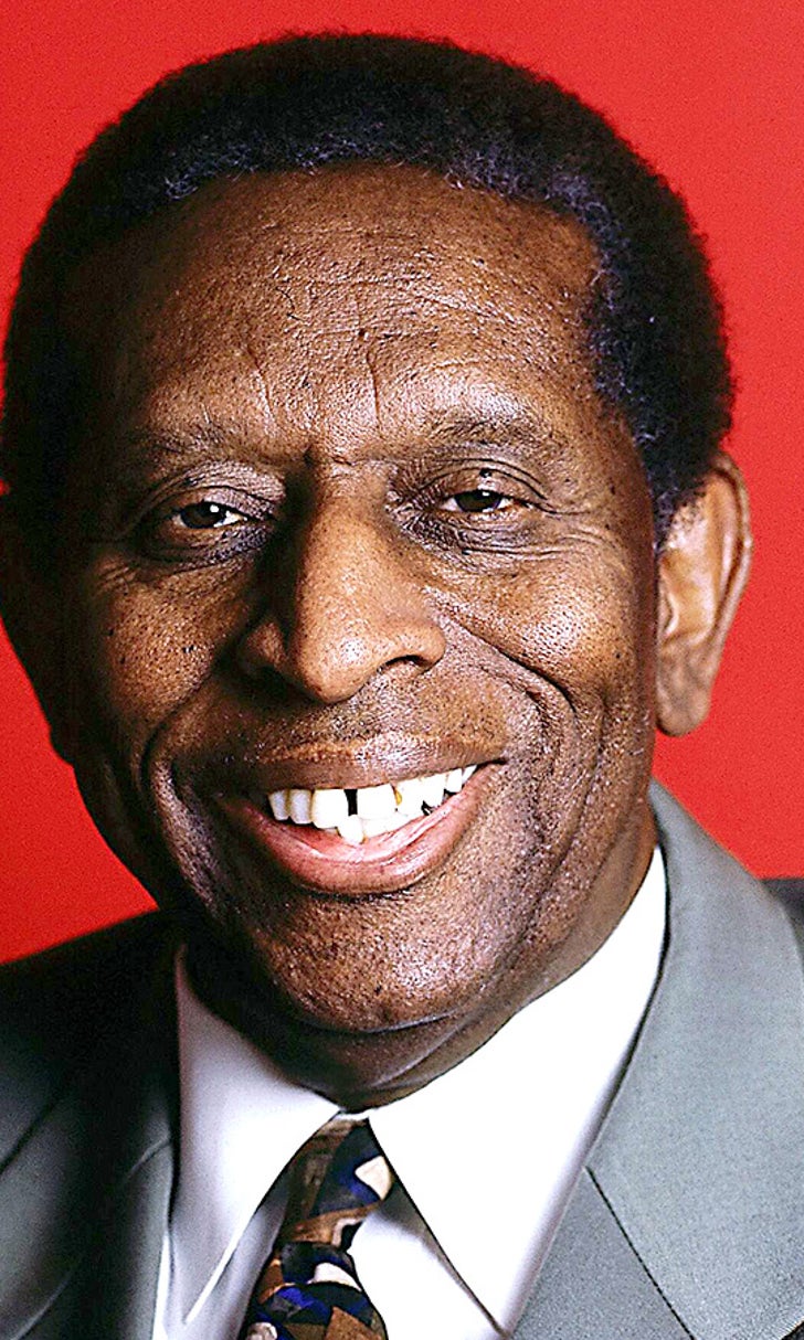Earl Lloyd broke the color barrier in the NBA | FOX Sports