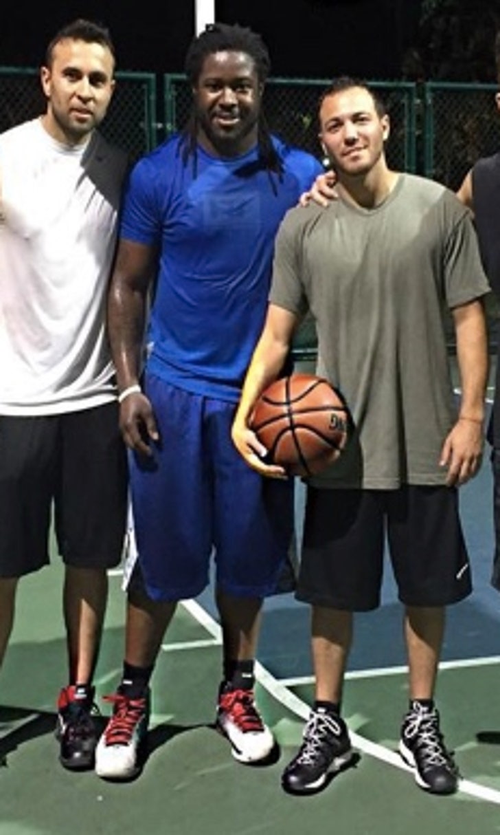 Skinny Eddie Lacy is now playing basketball with Dane Cook | FOX Sports