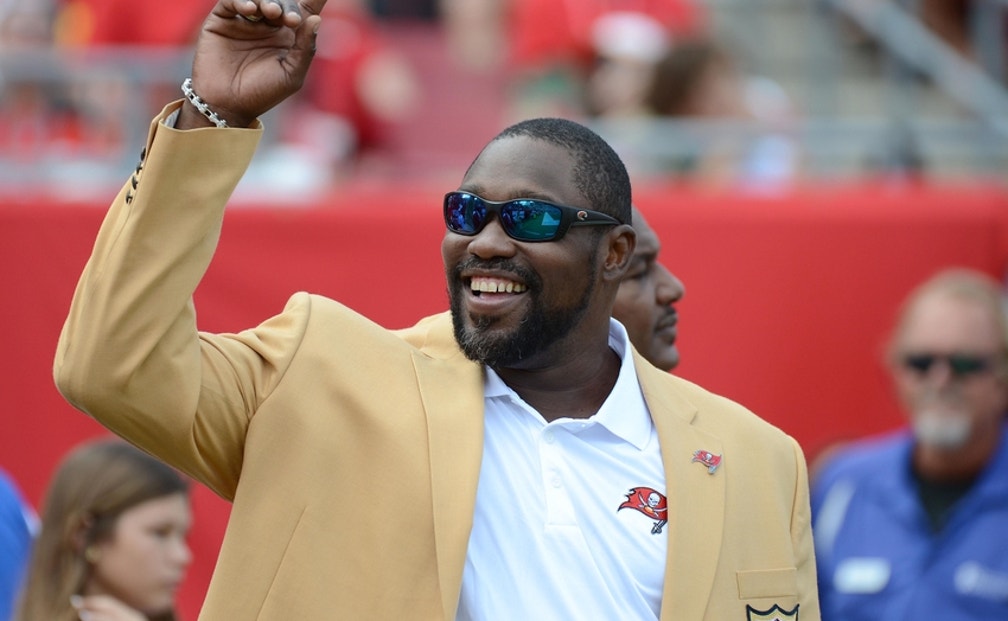 Warren Sapp splits allegiance between Cowboys and Buccaneers | FOX Sports