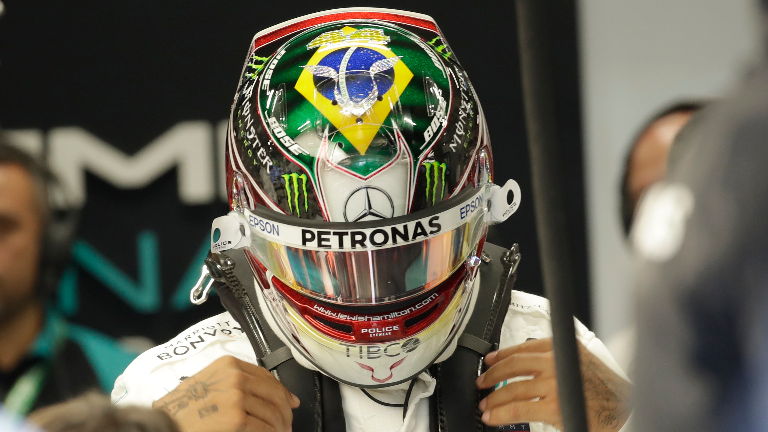 Hamilton unveils new Senna tribute helmet at Brazilian GP | FOX Sports