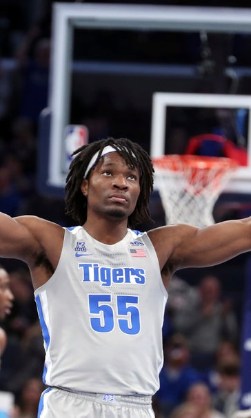 Lomax leads No. 15 Memphis past Bradley 71-56 | FOX Sports