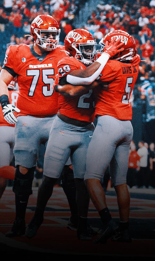 does holy cross have a football team