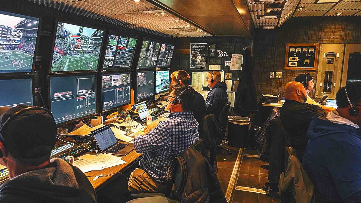 Behind the Scenes with FOX's NFL crew: How Tom Brady, team tell stories ...