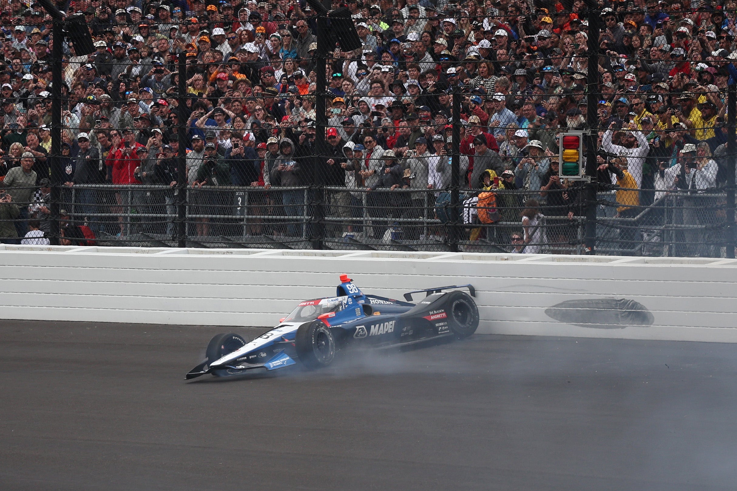 From crashes to triumph: The 109th running of Indy 500 in photos | FOX ...